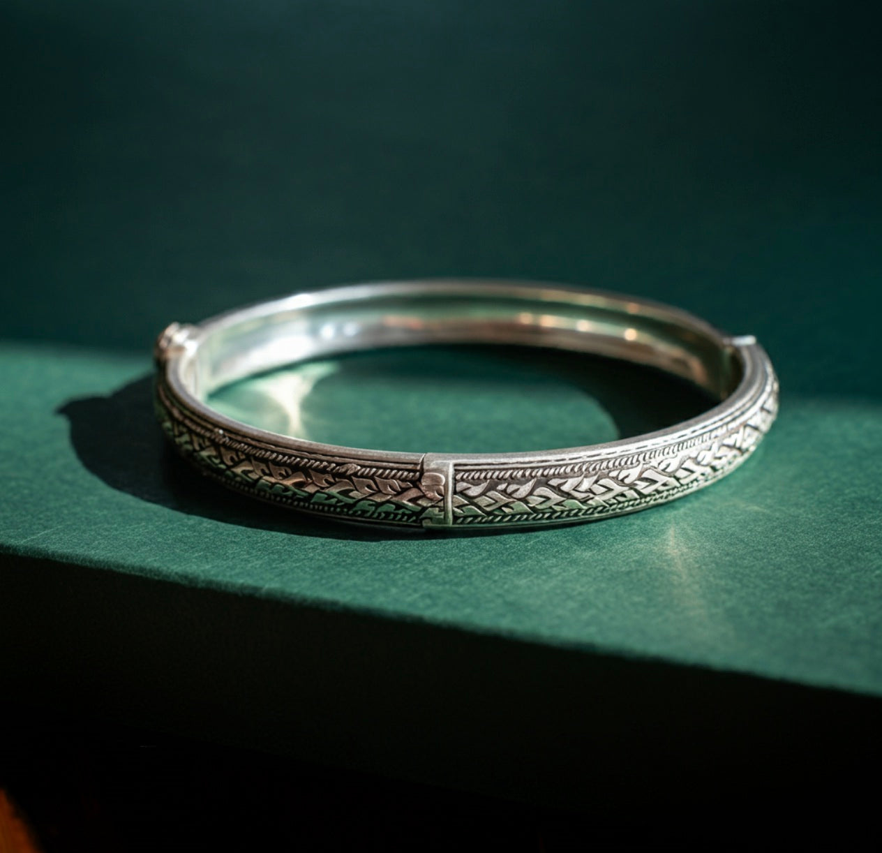 The Art of Thai Jewelry Craftsmanship: A Deep Dive into Loytee's Handm